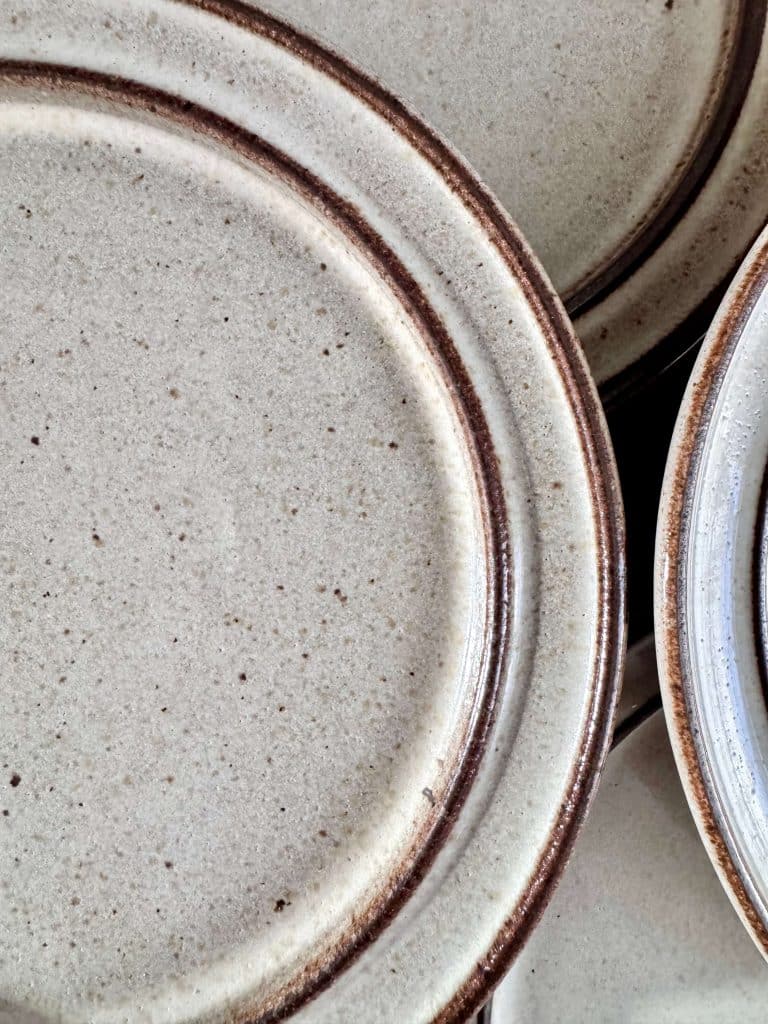 Suite de 6 assiettes plates Stogo en grès scandinave - ZazouBroc